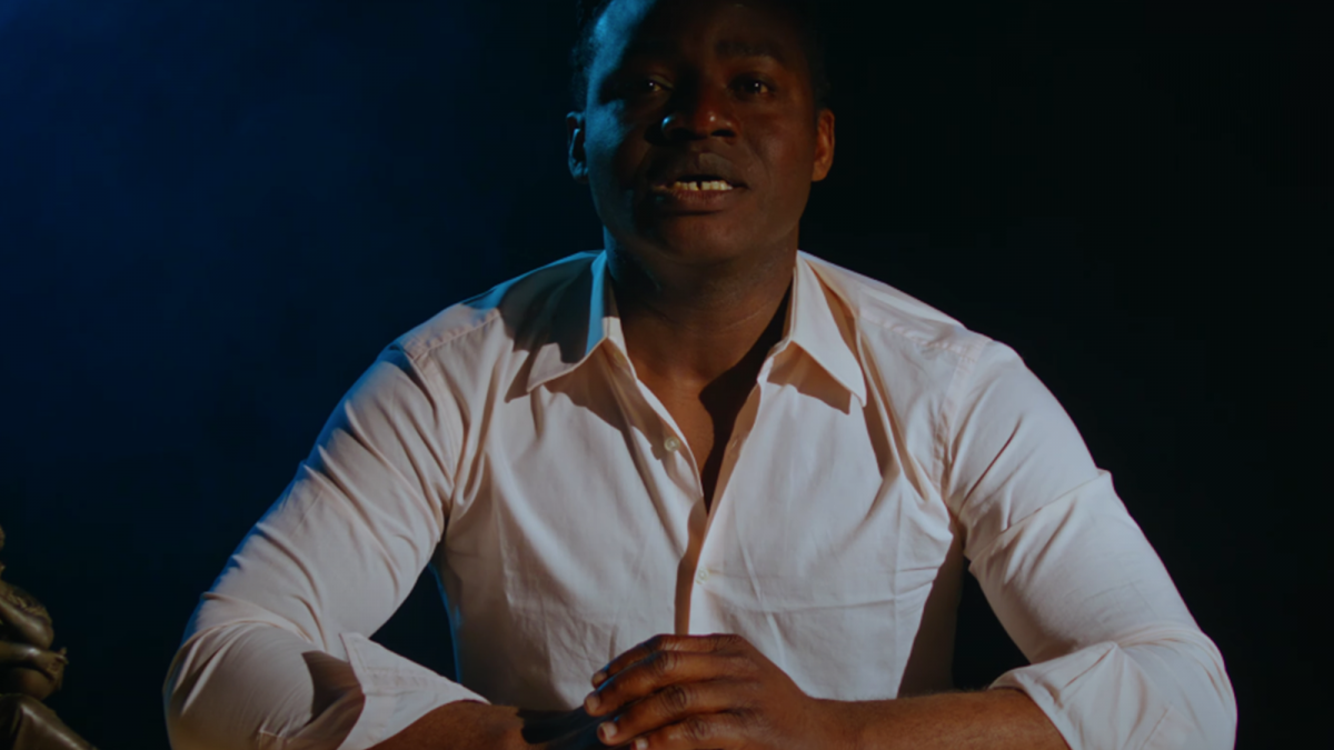 Myster Ezin voit les choses en grand pour "Caroline"