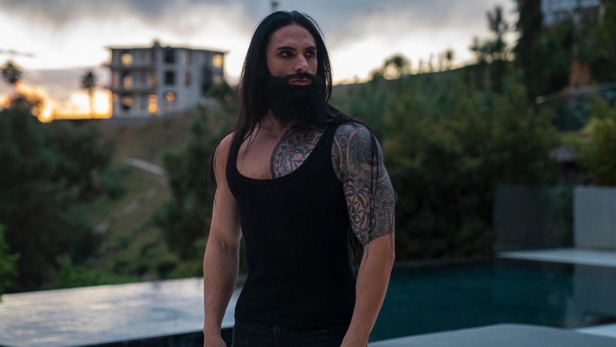 Le mannequin et influenceur David Michigan dévoile un premier clip ...