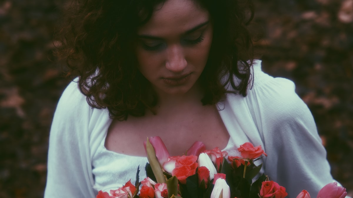 Rachel, captivante dans son nouveau clip « Cadavre Exquis