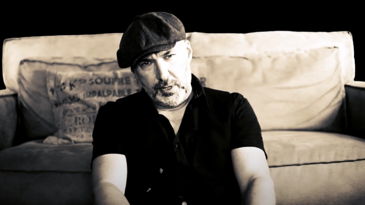 Mike Sinclair laisse échapper sa colère pour son nouveau clip "L'Echelle de Richter"