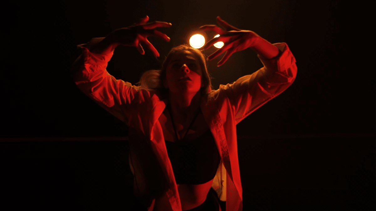 Léni Wyona se livre dans son nouveau clip « Mon Démon