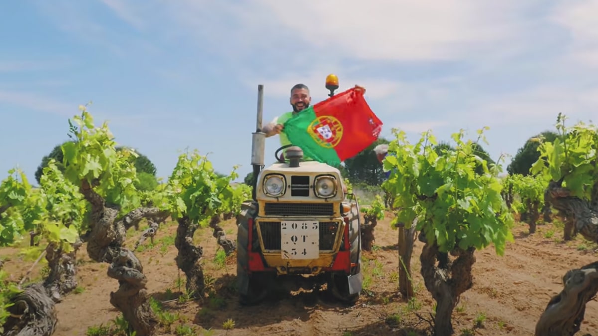 Lito nous emmène en roadtrip direction le "Portugal" dans son nouveau clip