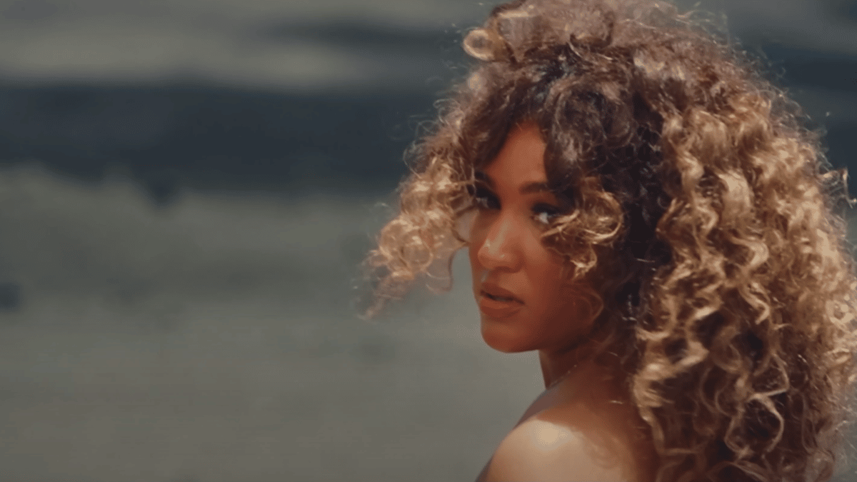 NESLY est-elle vraiment « Résignée » dans son nouveau clip