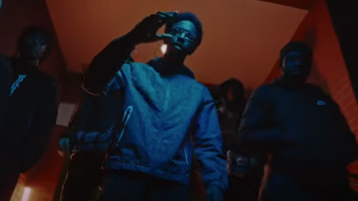 Maks est « Persona non grata » dans son nouveau clip