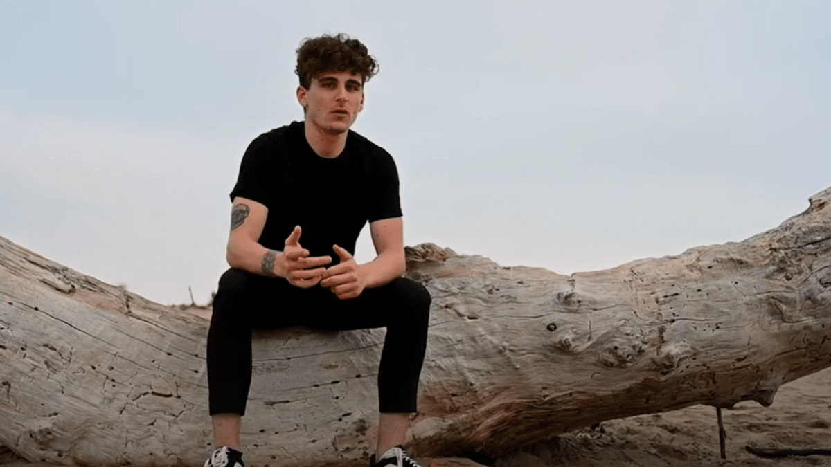 Dans le nouveau clip de Merim, "C'est le chaos"