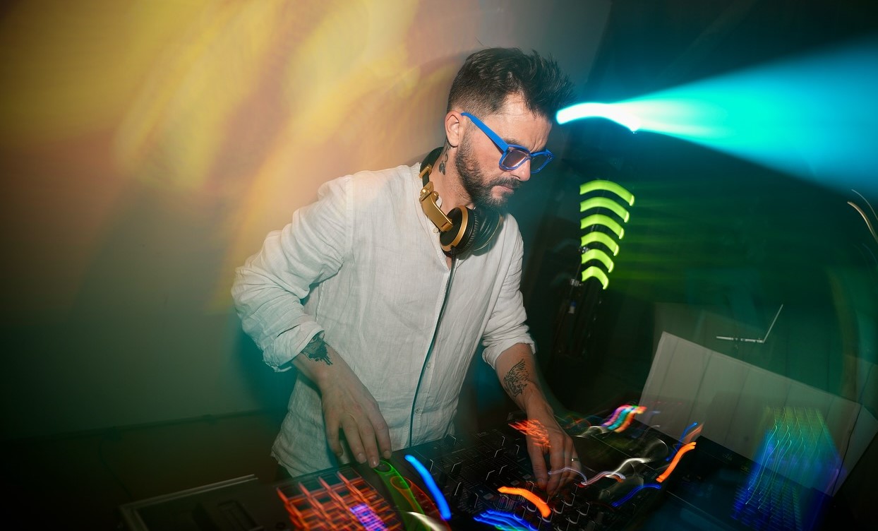 Plongez dans « Hysteria » avec DJ - Adrien Sebert
